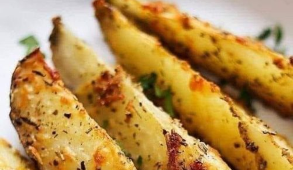 Batata assada com alho, ervas e parmesão - Receitas Maravilhosa